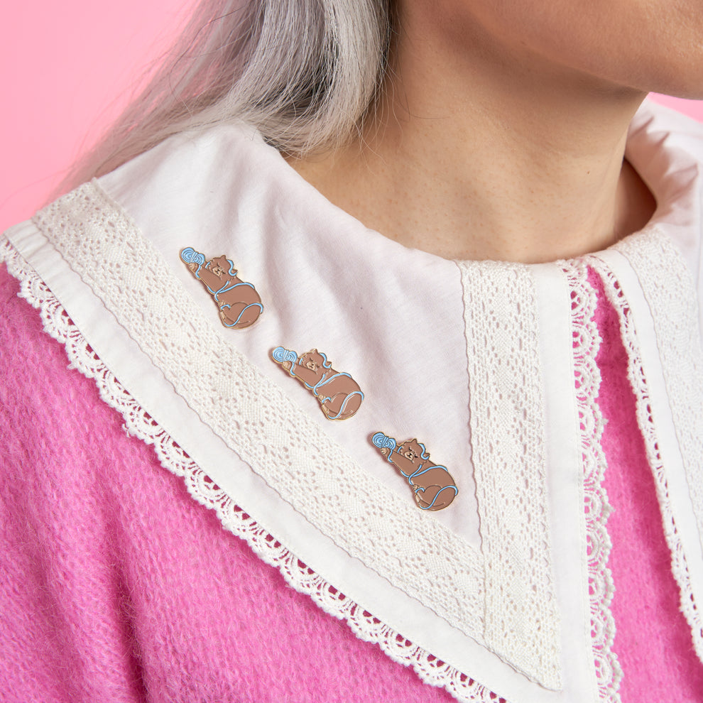 Pin’s Chat Pelote Coucou Suzette : Mignon et Original pour Vos Vestes